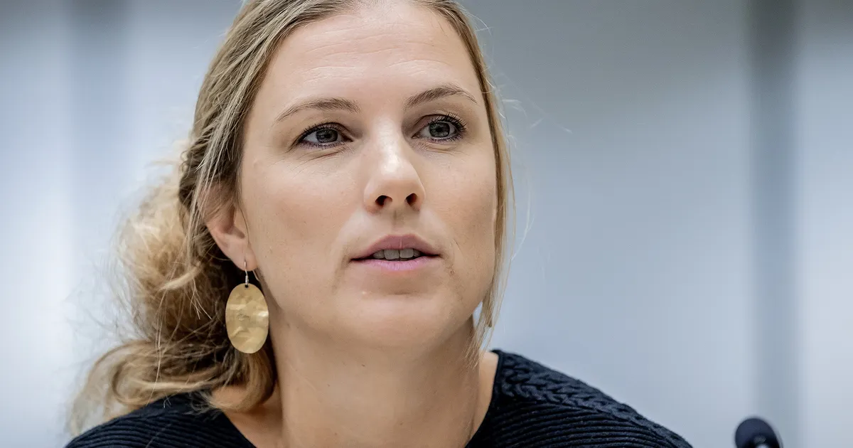 Kelly de Vries vertelt over opgroeien met een bekende vader - EO