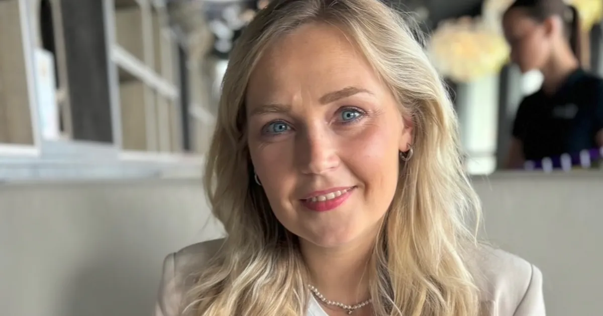 Céline heeft autisme, is psycholoog en schreef er boek over - EO