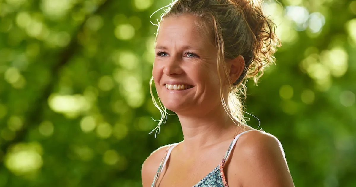 Ruth brak haar stuitje en leeft met chronische pijn - EO