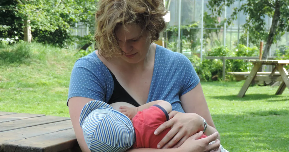 Esther verloor vier liter bloed na haar bevalling - EO