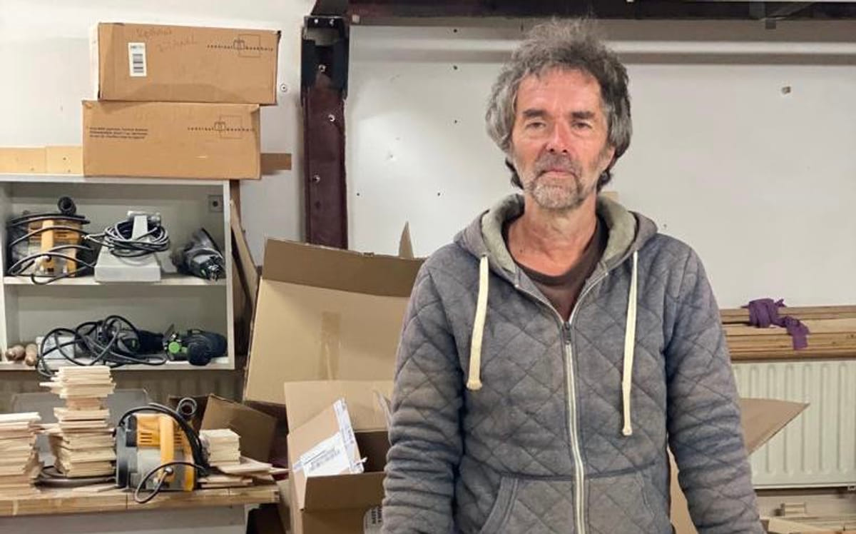 Radboud is kistenmaker en wil de dood vertrouwd maken - EO