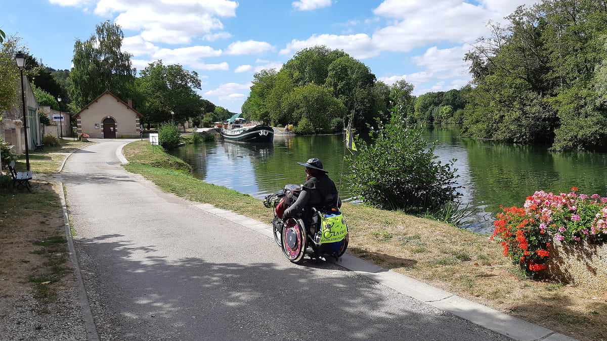‘Rolstoelpelgrim’ Laura Feenstra maakt pelgrimstochten in - EO