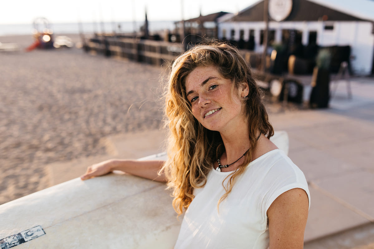 Bekering: Surfend op meters hoge golven ontmoet Sharon God - EO