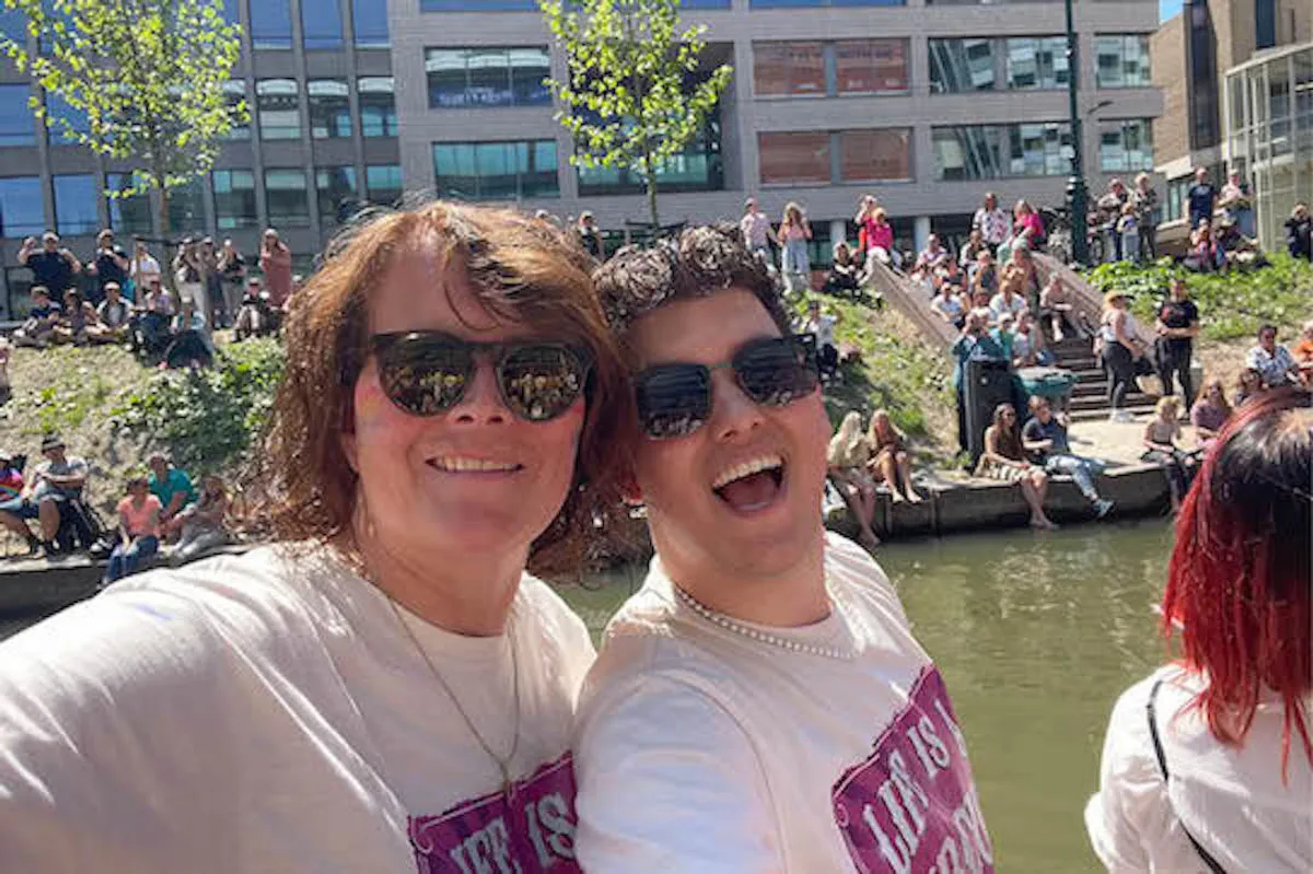 Koster Margreet ging met haar zoon mee op de Pride-boot - EO